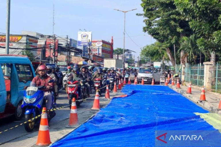 Pengendara Keluhkan Macet Imbas Proyek Pengecoran Jalan Raya Bogor Jaktim