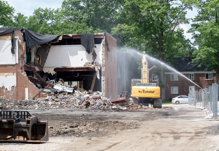 Former Summit County building meets the wrecking ball on State Road in ...