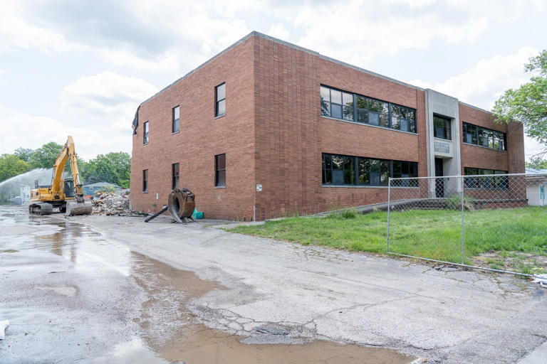 Former Summit County building meets the wrecking ball on State Road in ...