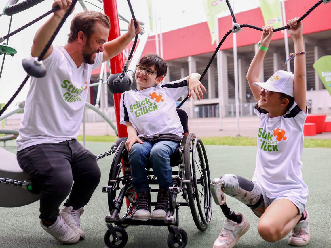 Para-Weltmeister Mathias Mester weiht barrierefreien Spielplatz in ...