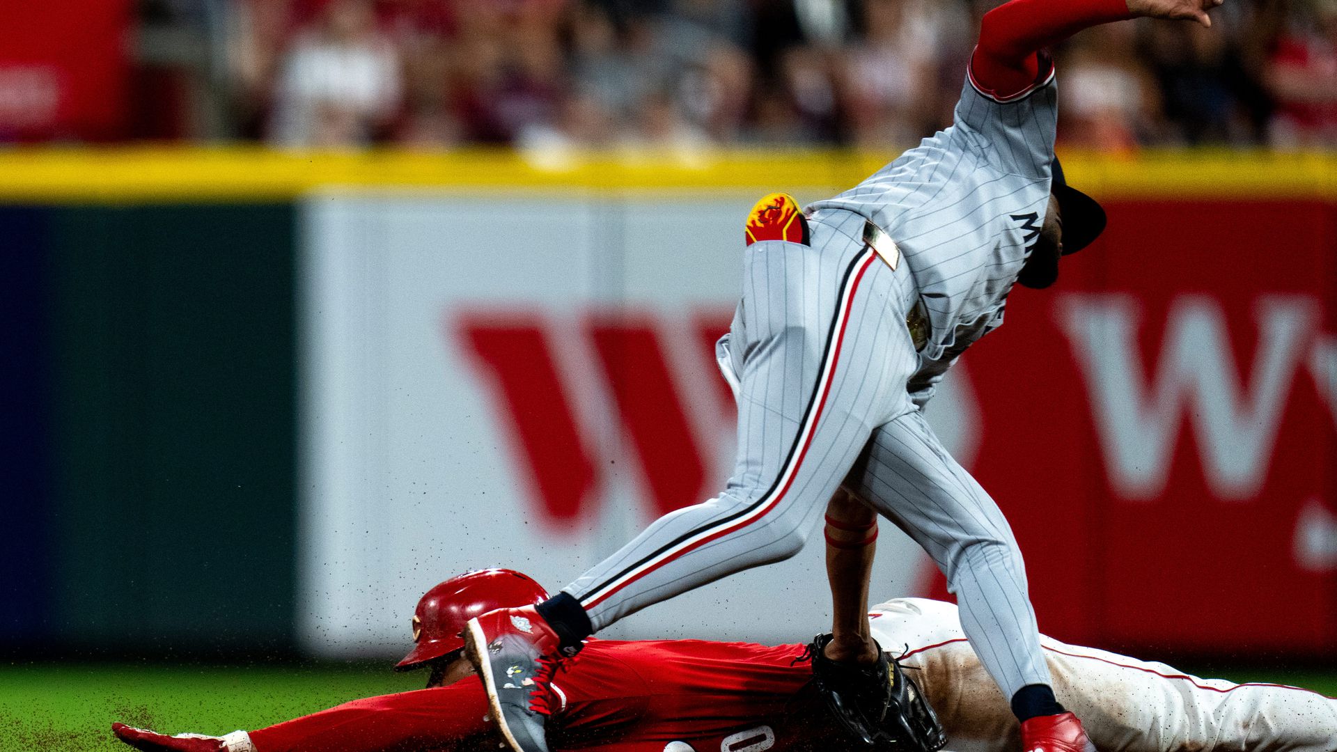 Reds 4, Twins 2 (6 inn.): Rain of terror