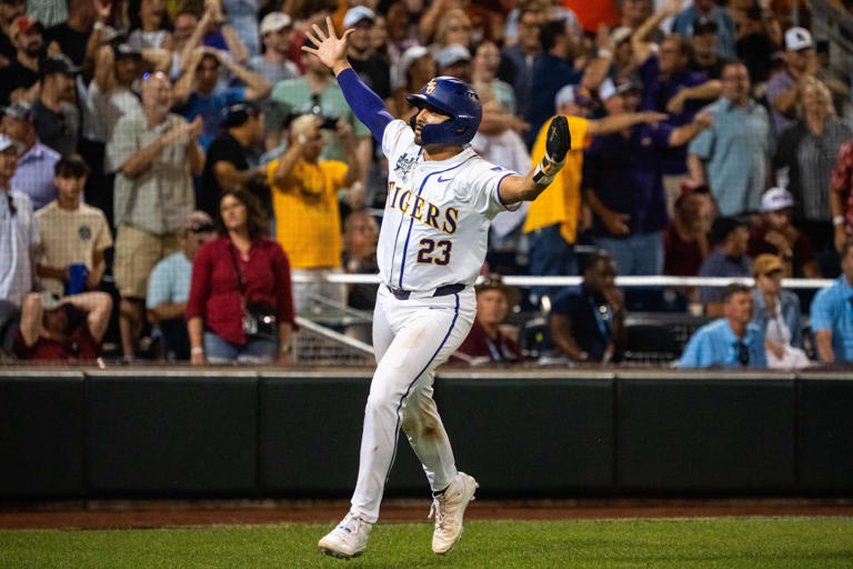 LSU baseball outfielders say ball to Arkansas' Charles Davalan near ...