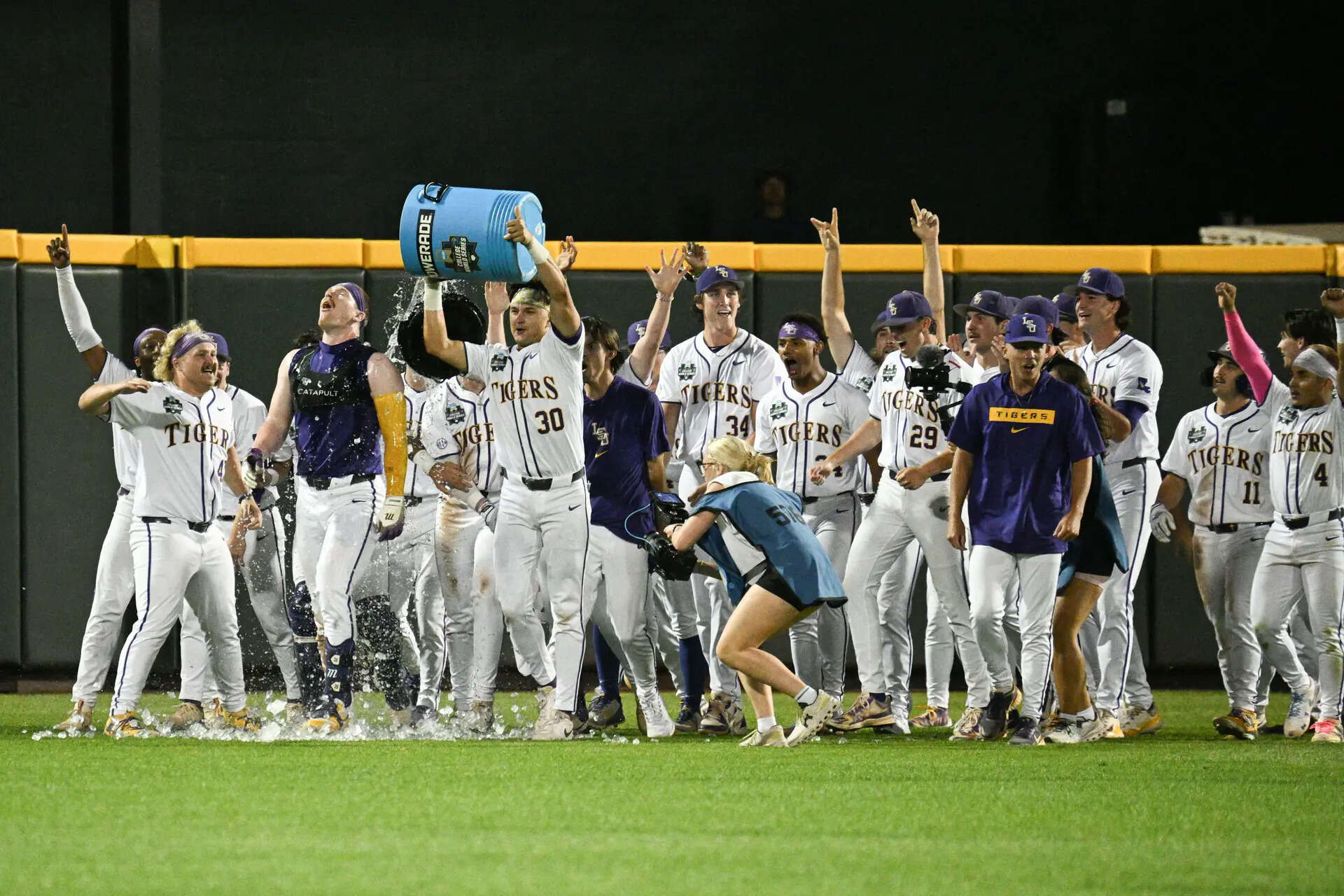LSU clinch walk-off victory over Arkansas to enter College World Series ...