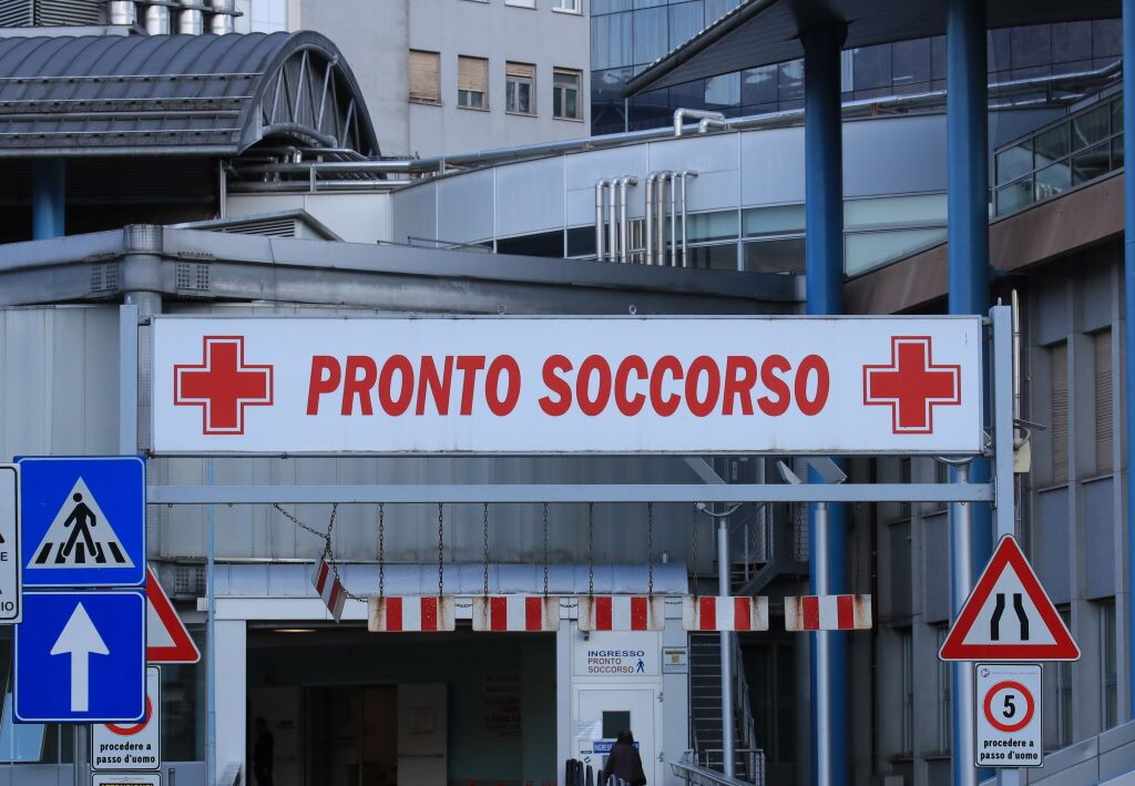 Napoli: 18enne gambizzato per strada