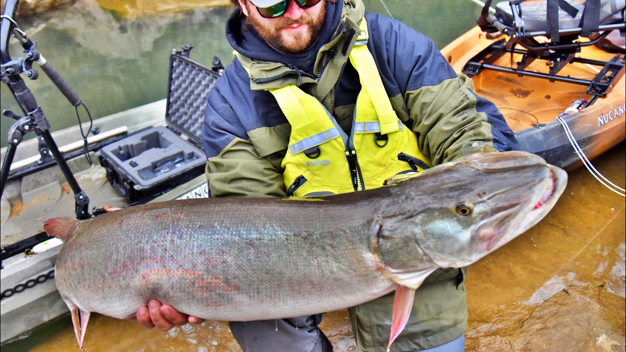 Giant muskie drags kayak into chaos