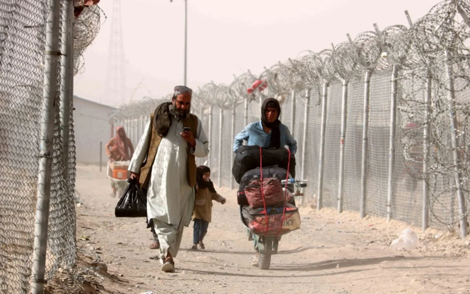 Pakistan issues fresh call for Afghans to leave