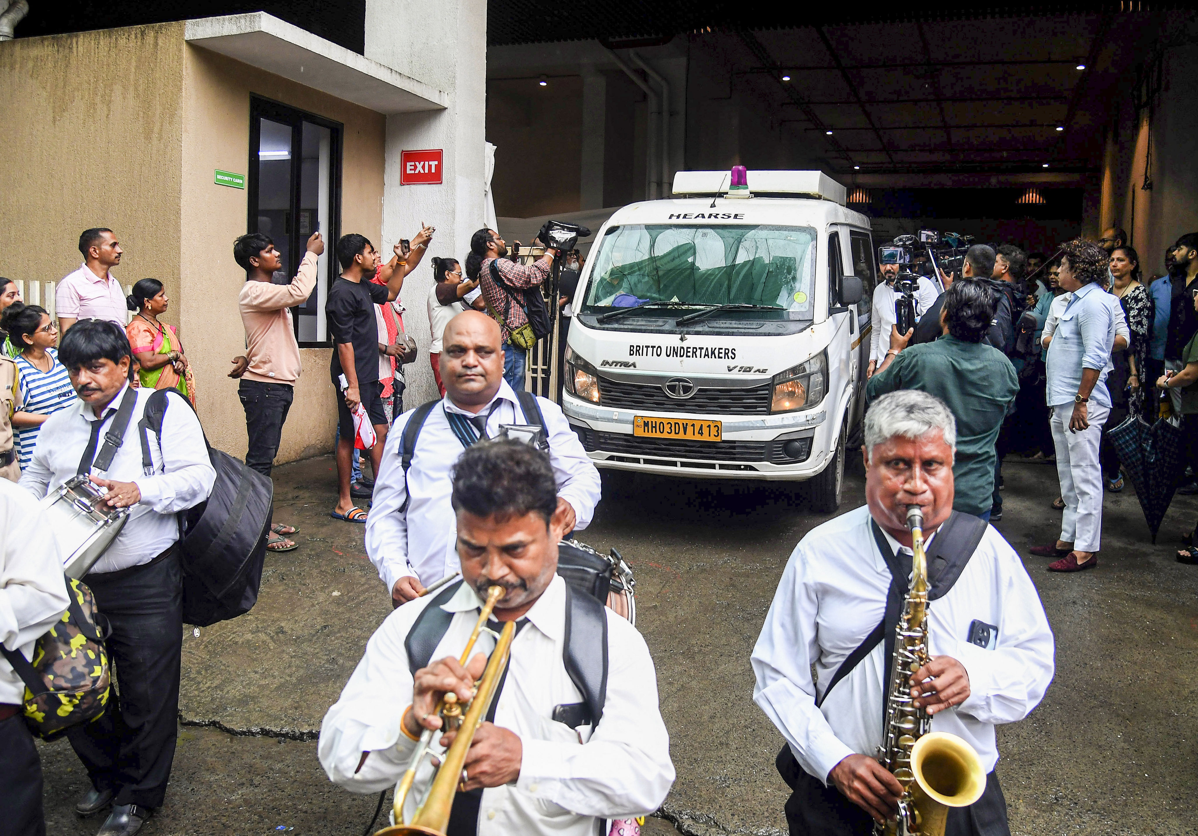 Tears, grief, final goodbye: Last rites of AI pilot Kunder, flight ...