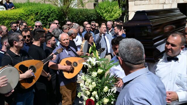 Πετρολούκας Χαλκιάς: Με κλαρίνα και μοιρολόι το τελευταίο "αντίο" στον ...