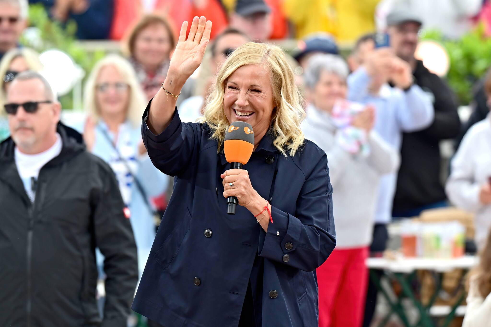 Anrea Kiewel nach verpasster Show zurück im Fernsehgarten