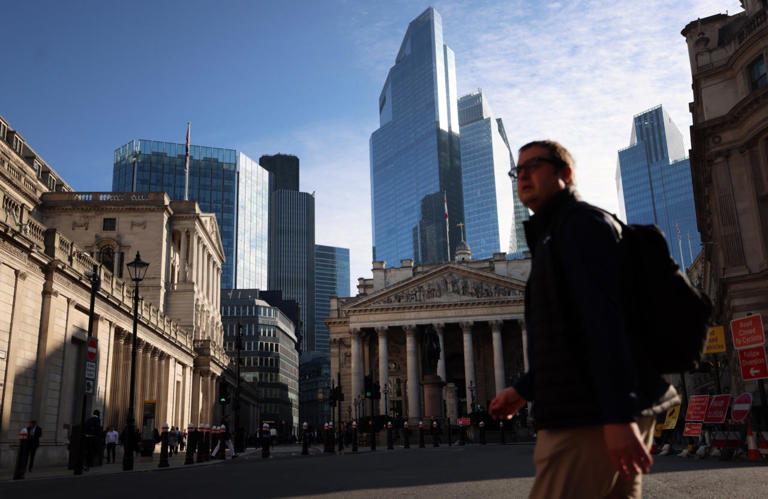 Bank of England Mirrors Fed and Stands Pat