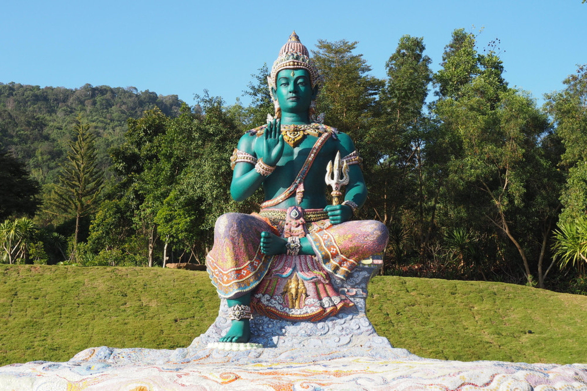 Who are the 33 Hindu deities of the Vedas?