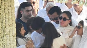 Sunjay Kapur Funeral: 14-Year-Old Son Kiaan Breaks Down, Karisma Kapoor ...