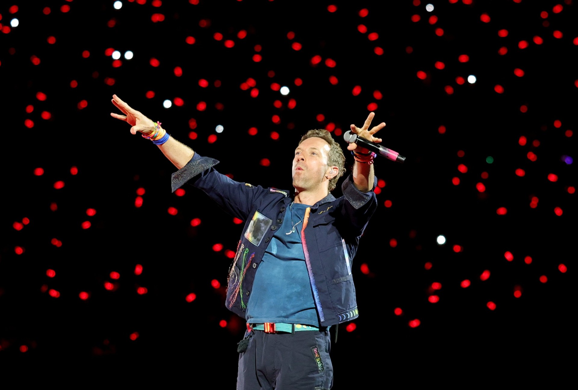 Coldplay perform hit song for first time in 9 years