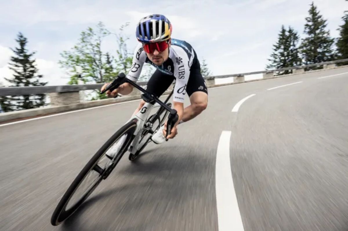 Tom Pidcock hits 95km/h in breathtaking descent video – WATCH