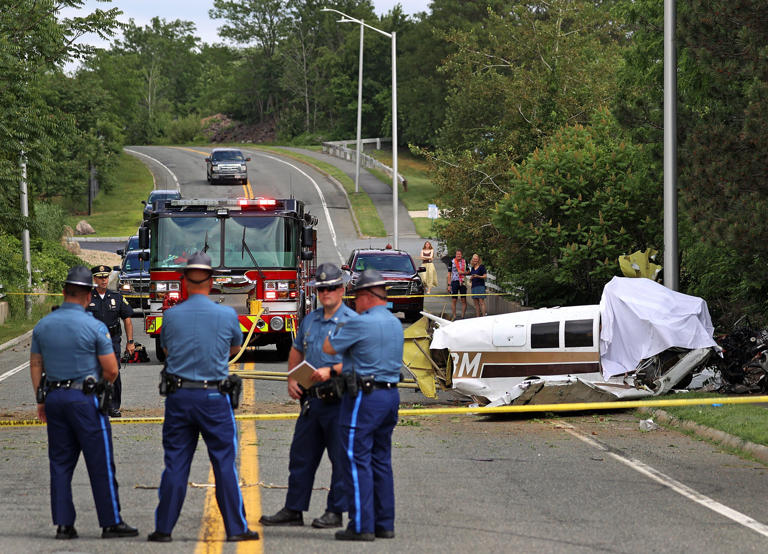 1 dead, 1 injured after small plane crashes in Beverly, officials say