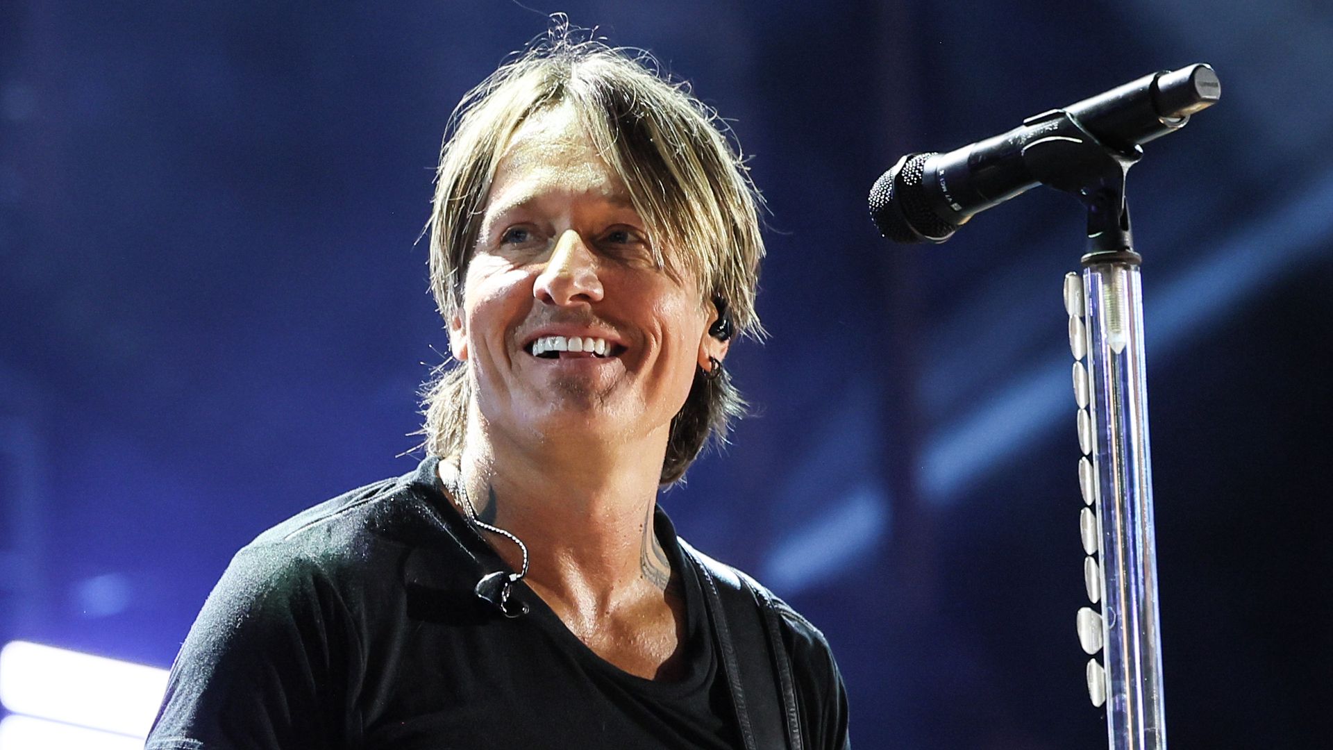 Keith Urban brings family on stage for children's first concert in must ...