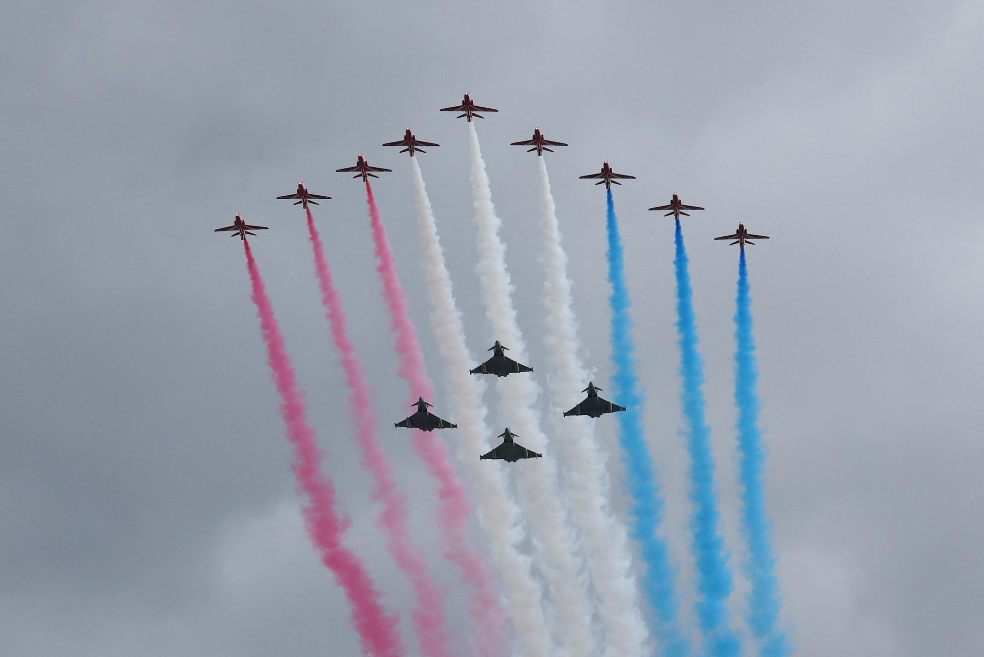 The exact time the iconic Red Arrows Display Team will fly over ...