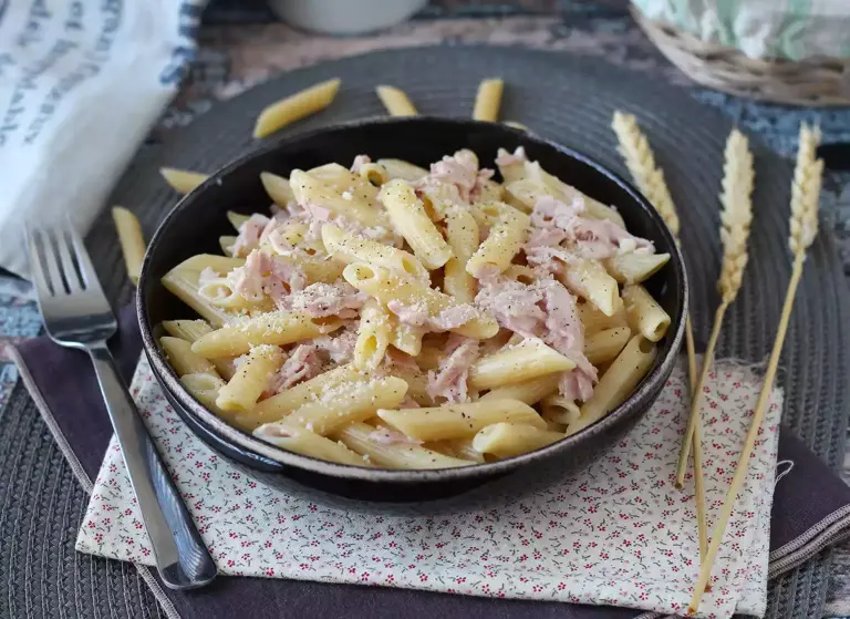 Pasta con nata y jamón cocido: súper cremosa y rápida de hacer