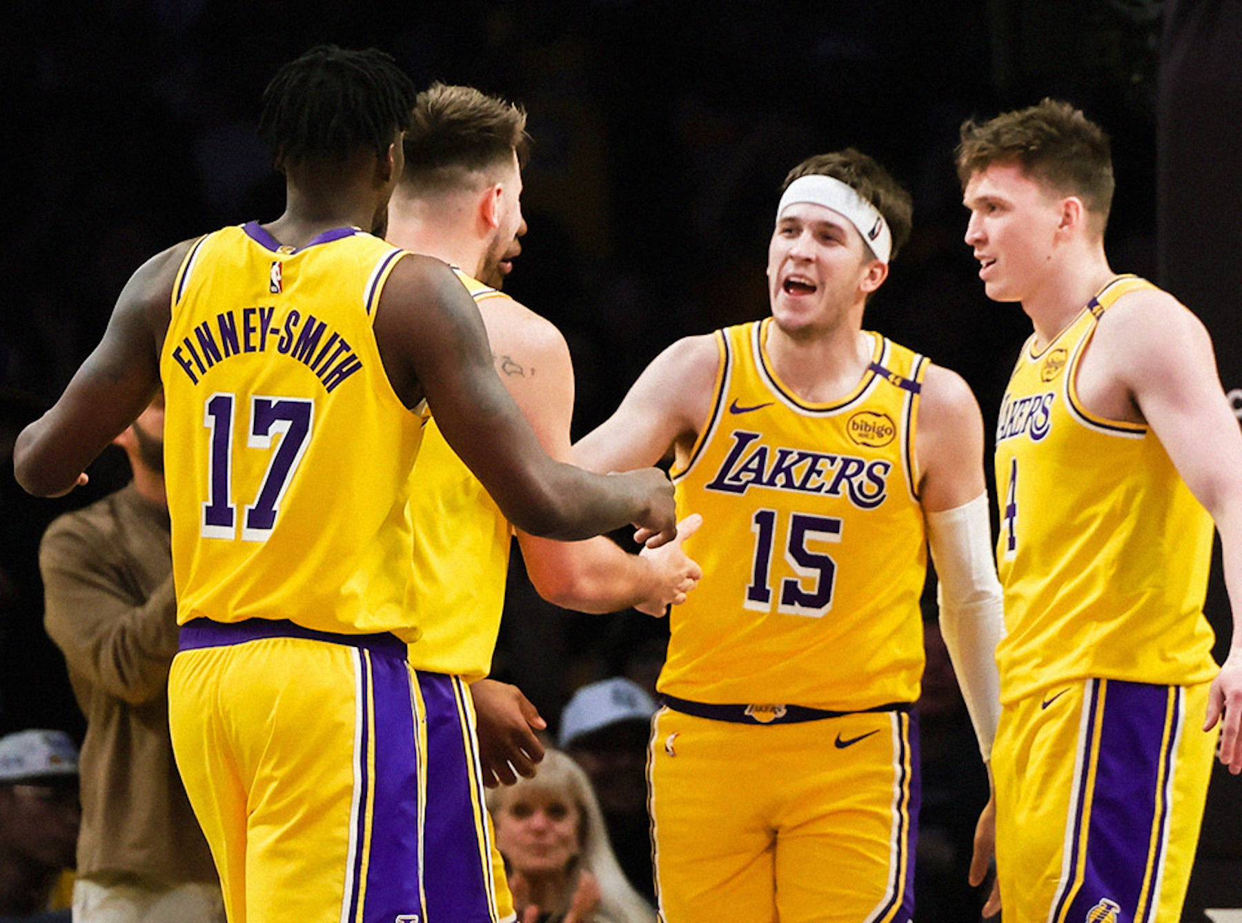 Il s'offre les Lakers pour 67 millions, quelques années plus tard sa ...