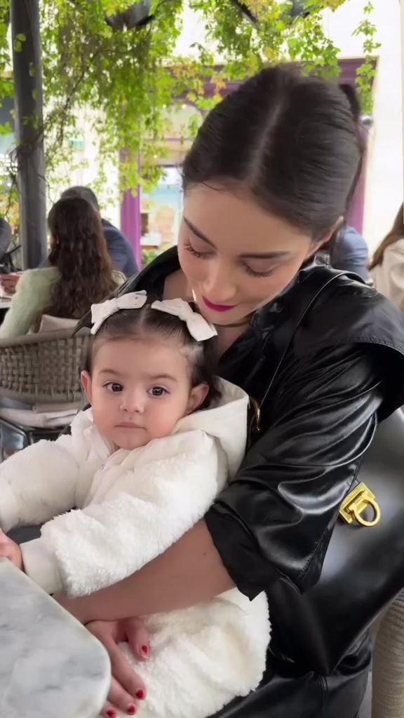 Tessa, hija de José Eduardo Derbez, derrite a todos al mandar besitos
