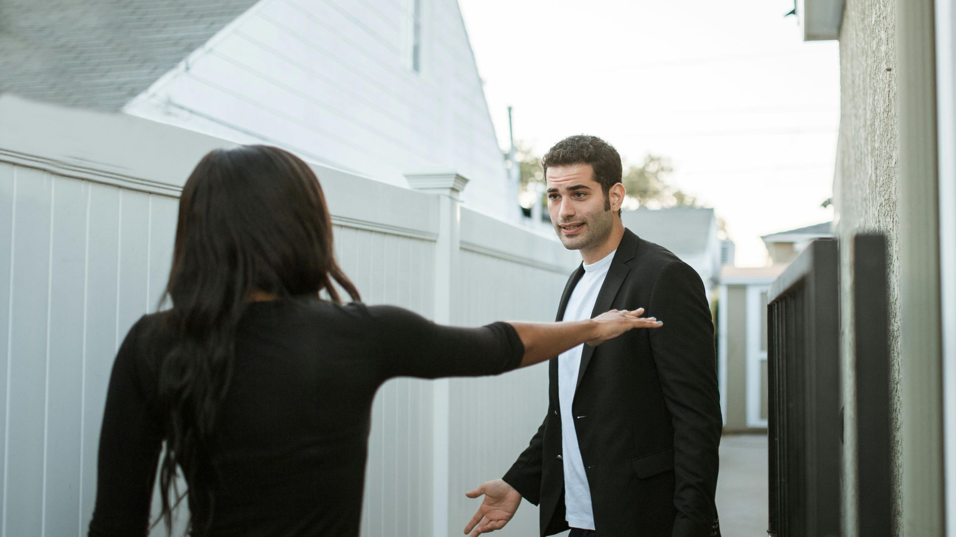 10 Signs Your Partner Has Commitment Issues & 10 Signs They're Secure