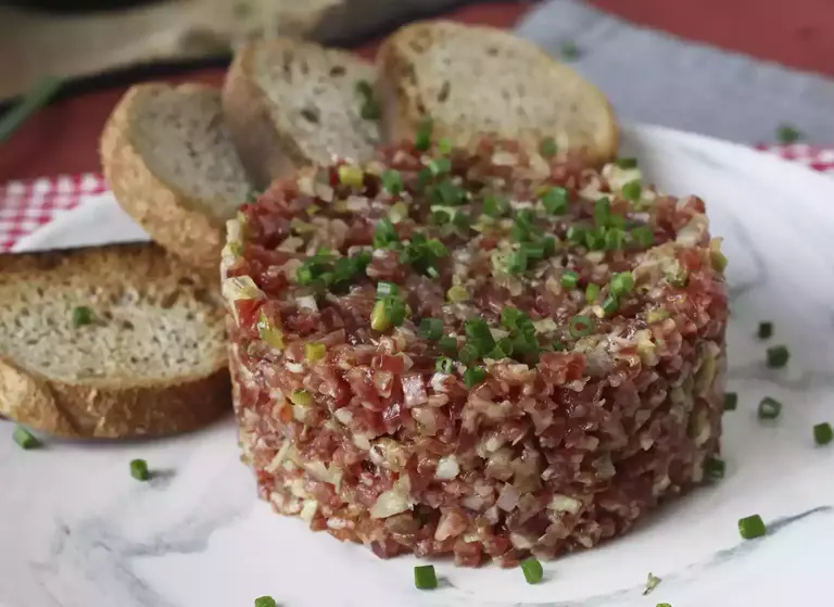 Tartar de fuet: una versión exprés del clásico steak tartar