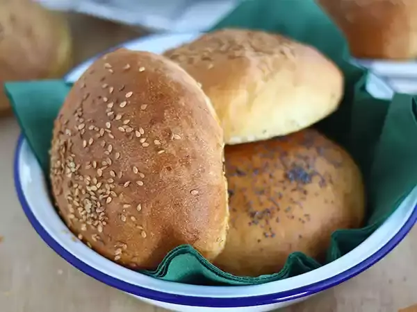 Homemade burger buns (buns)