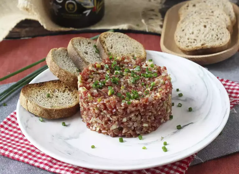 Tartar de fuet: una versión exprés del clásico steak tartar
