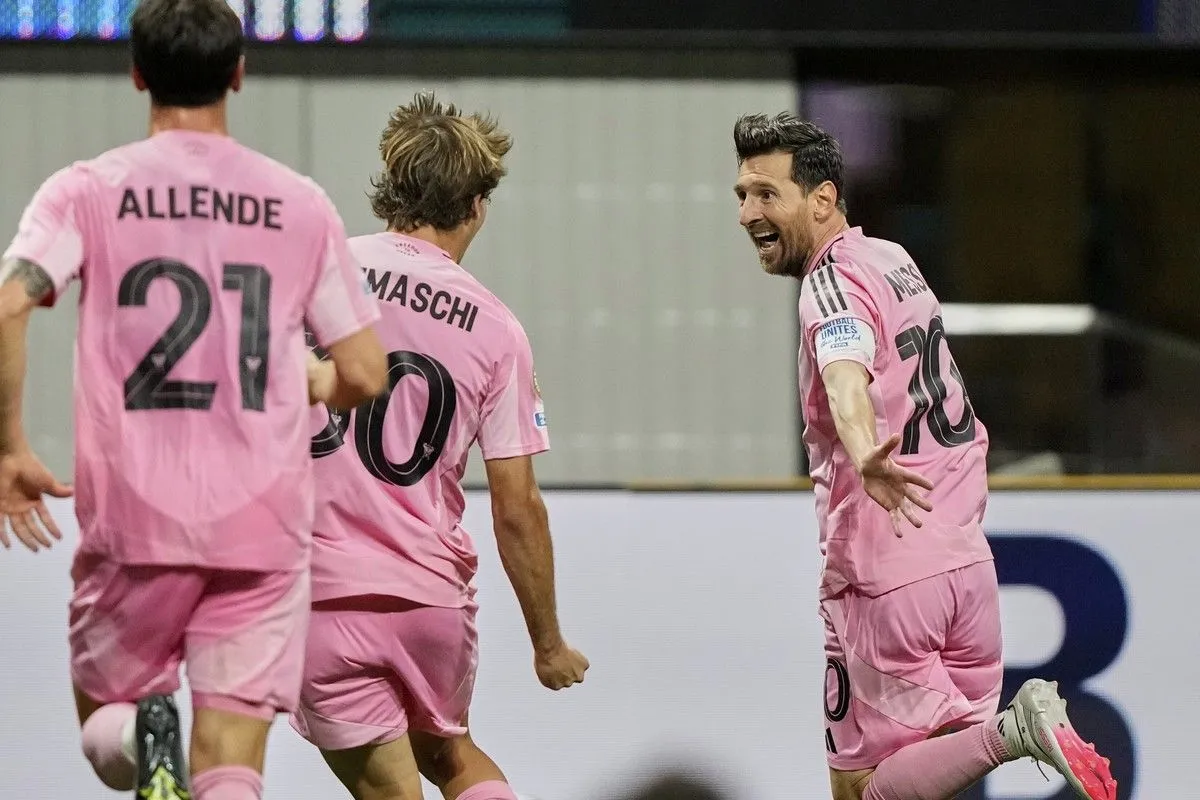 Free kick master: Ο Μέσι πλησιάζει "επικίνδυνα" τους Πελέ και Ζουνίνιο