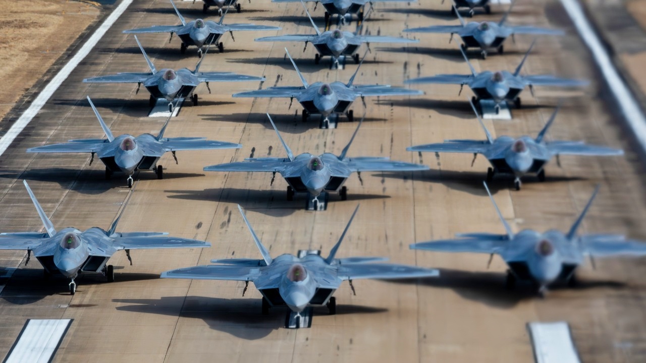 24 F-22 Raptors in 1 “Elephant Walk”: A Message of Pure Air Power
