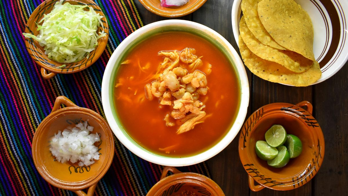 Cómo preparar pozole rojo: el clásico de la cocina mexicana que nunca falla