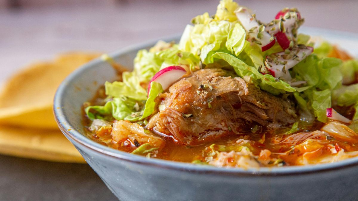 Cómo preparar pozole rojo: el clásico de la cocina mexicana que nunca falla
