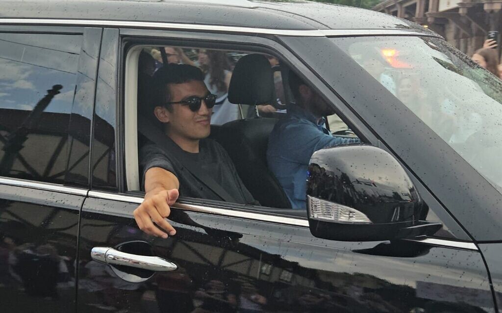 Freed hostage Edan Alexander given jubilant welcome as he returns home ...