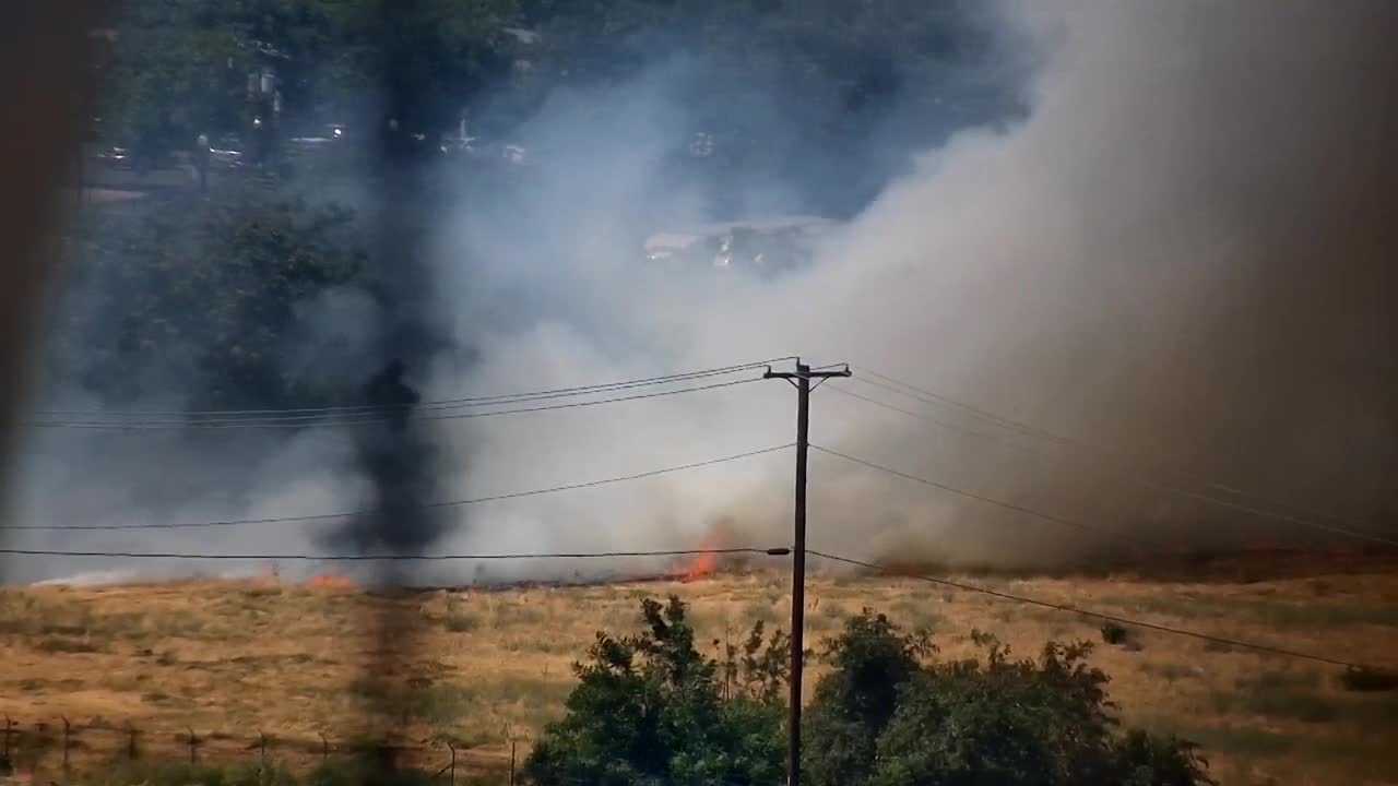 Grass fire threatened structures in Sacramento, fire department says