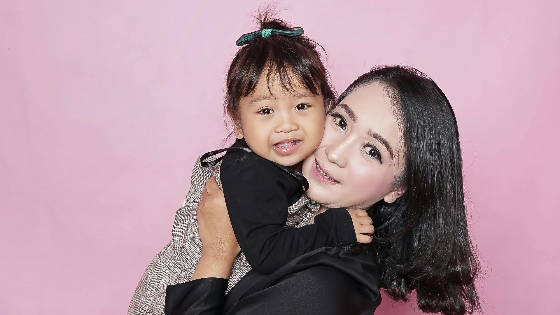 10 Signs You're Ready To Be A Mom & 10 Reasons You Should Hold Off