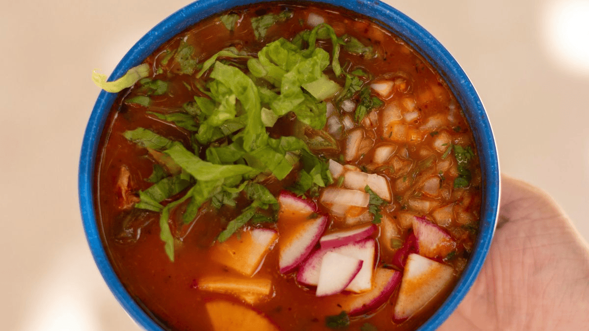 Cómo preparar pozole rojo: el clásico de la cocina mexicana que nunca falla