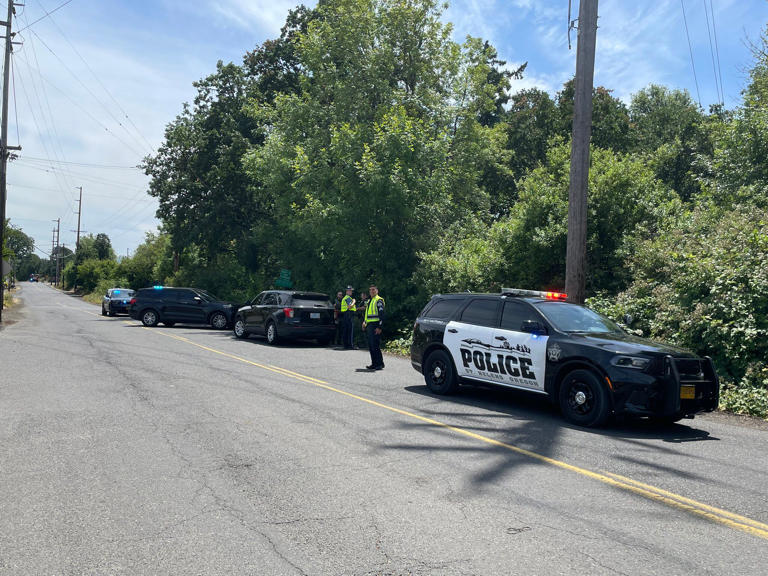 Brush fire briefly forces neighbors along St. Helens street to evacuate