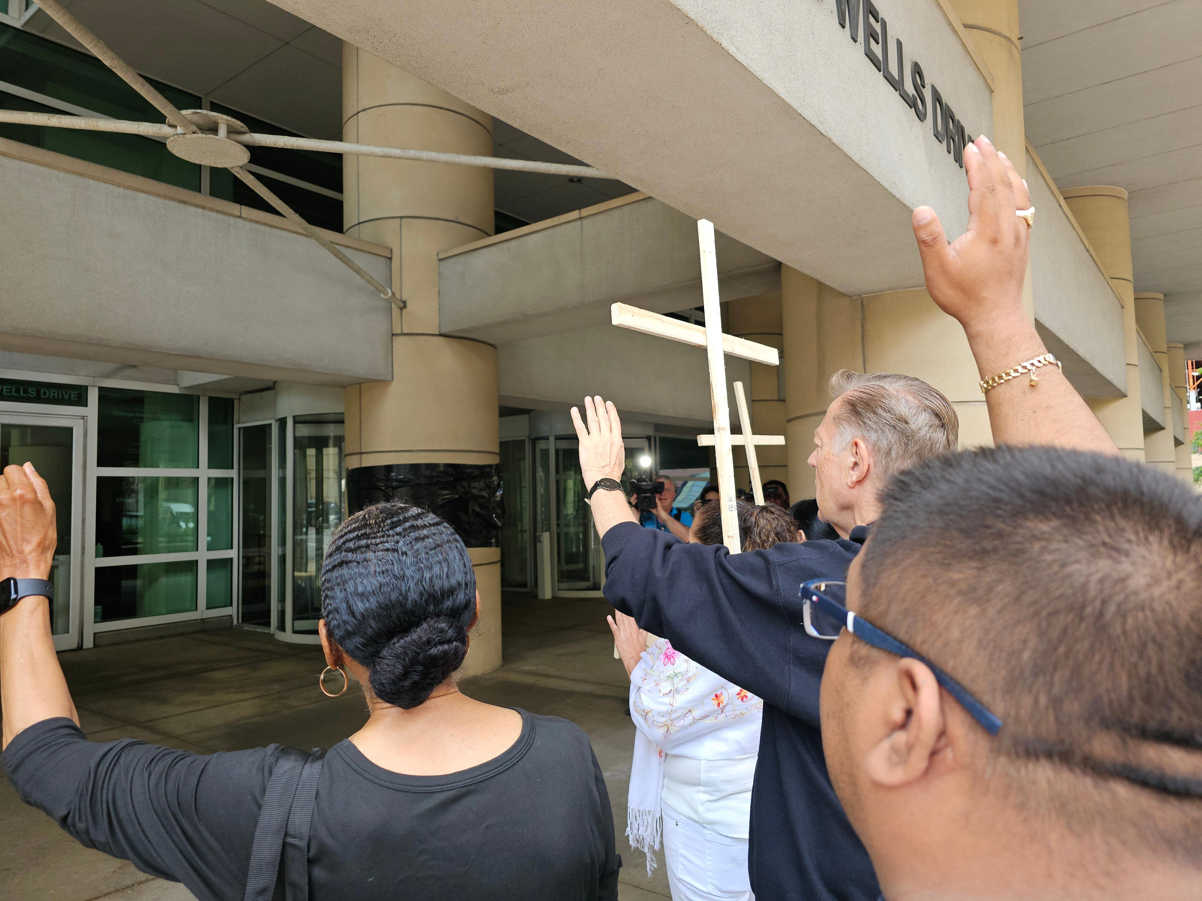 Outside Chicago’s ICE field office, faith leaders hold vigil