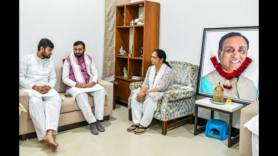 Haryana CM visits former Guj CM Vijay Rupani’s home