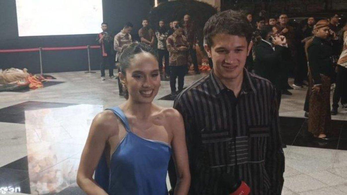 ,Jujur Aku Salah Kostum,,Malunya Cinta Laura saat Hadiri Ngunduh Mantu ...