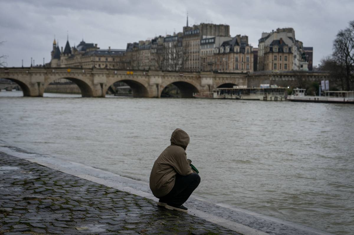 Paris makes clean water bet for River Seine bathers