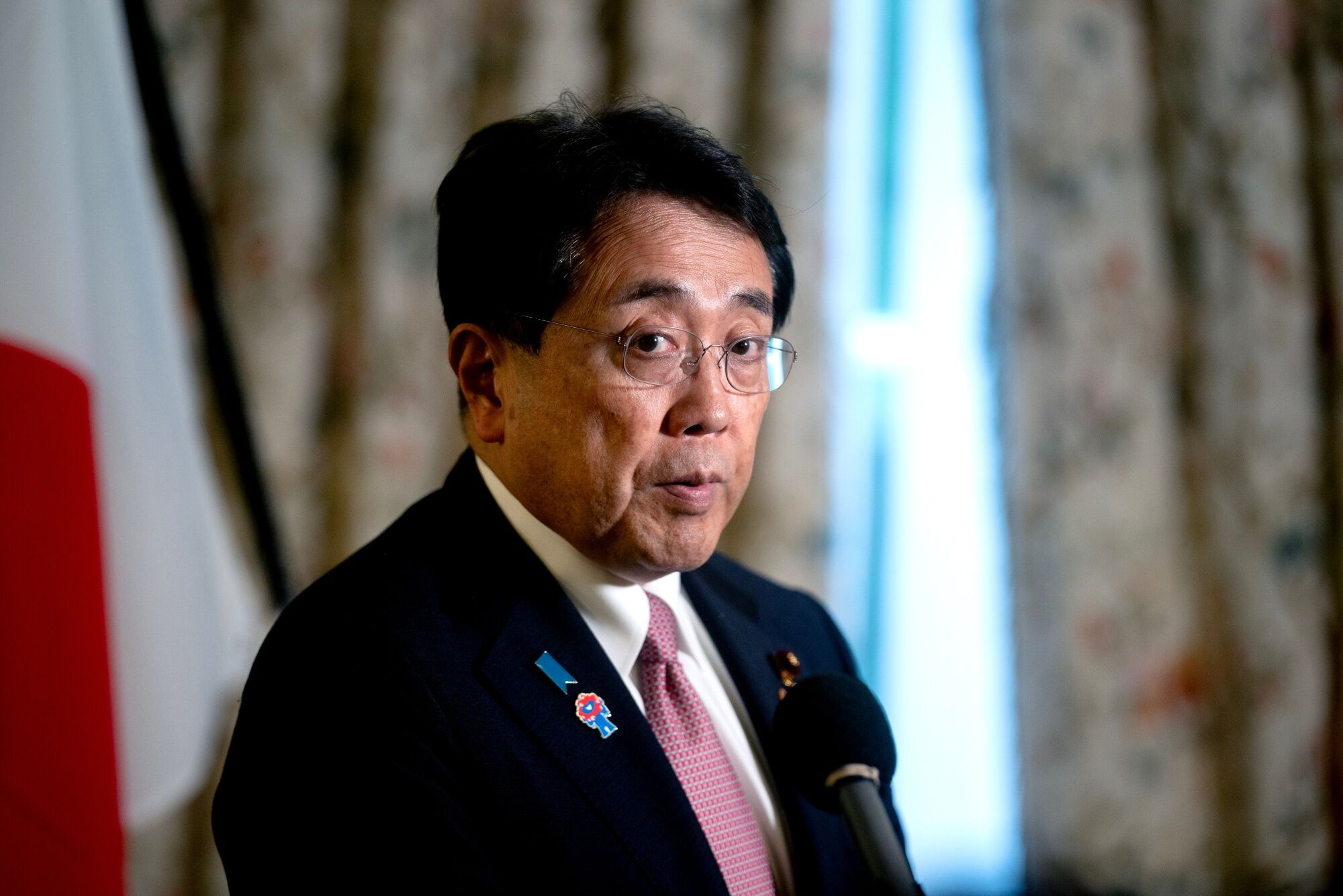 Japan Won’t Fixate on July 9 in US Trade Talks, Akazawa Says