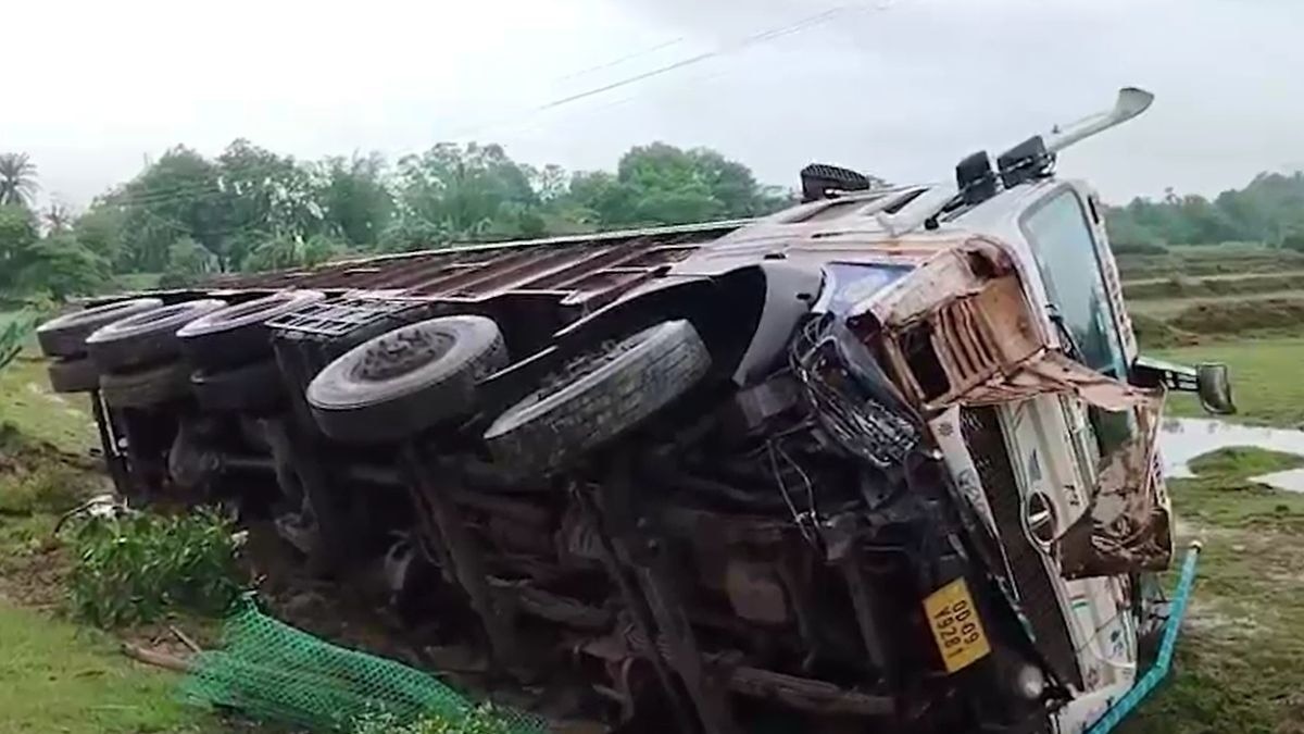 9 killed as car crashes into truck in West Bengal's Purulia