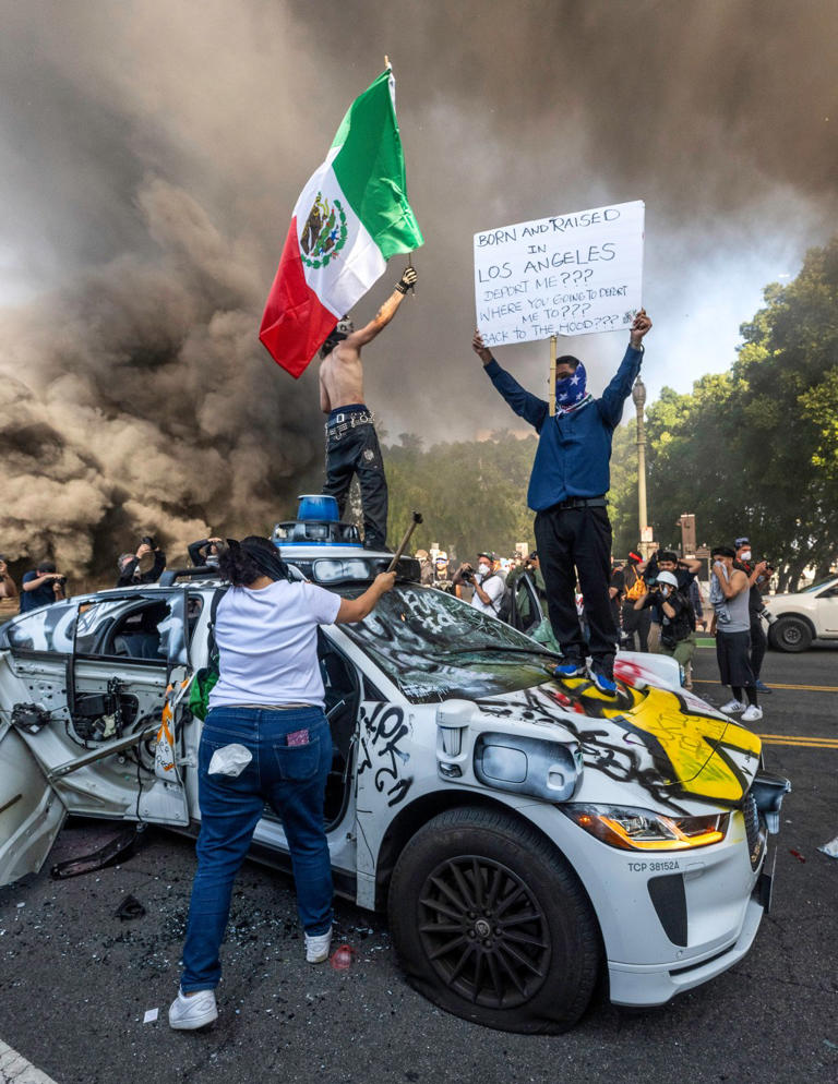 Court rules Trump can keep control of National Guard troops deployed to ...