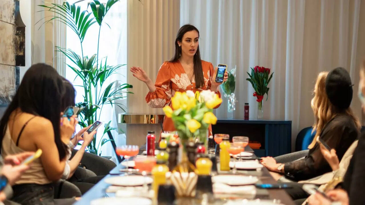 5 smart tricks to instantly influence anyone, as per psychology