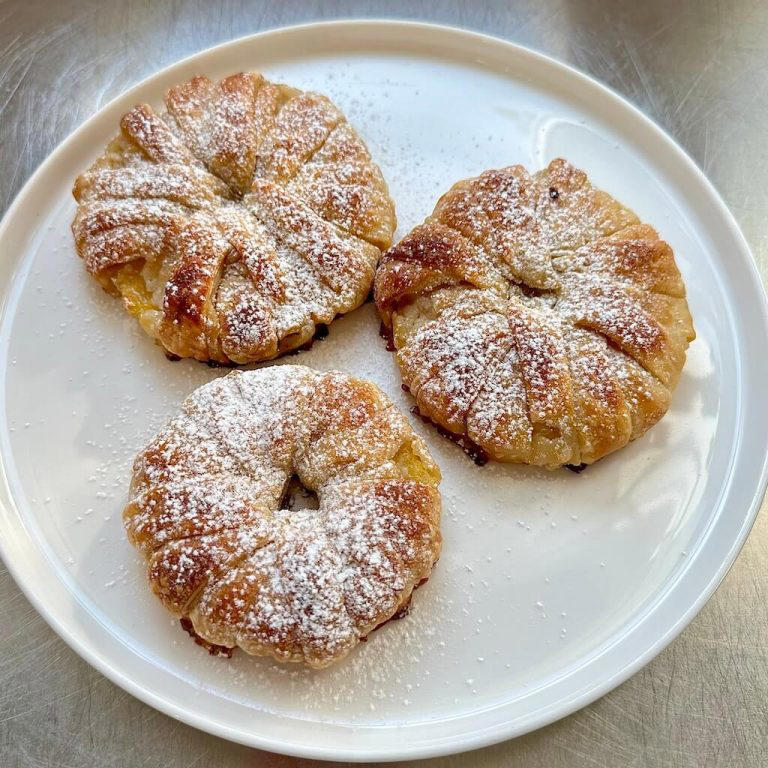 Ciambelline di pasta sfoglia e ananas, il dessert furbo per le grandi ...