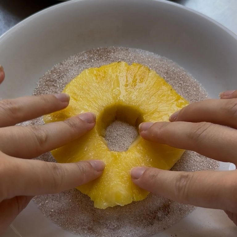 Ciambelline di pasta sfoglia e ananas, il dessert furbo per le grandi ...