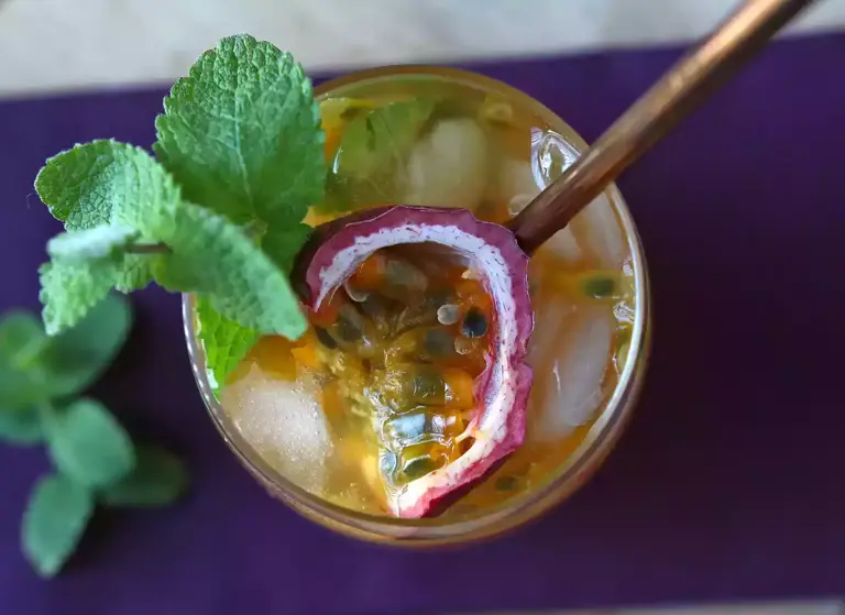 Té helado de fruta de la pasión, la bebida perfecta para el verano