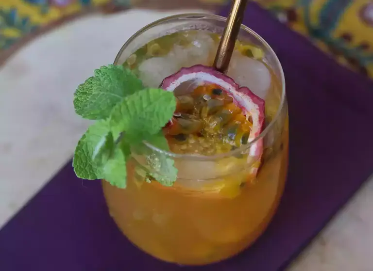 Té helado de fruta de la pasión, la bebida perfecta para el verano