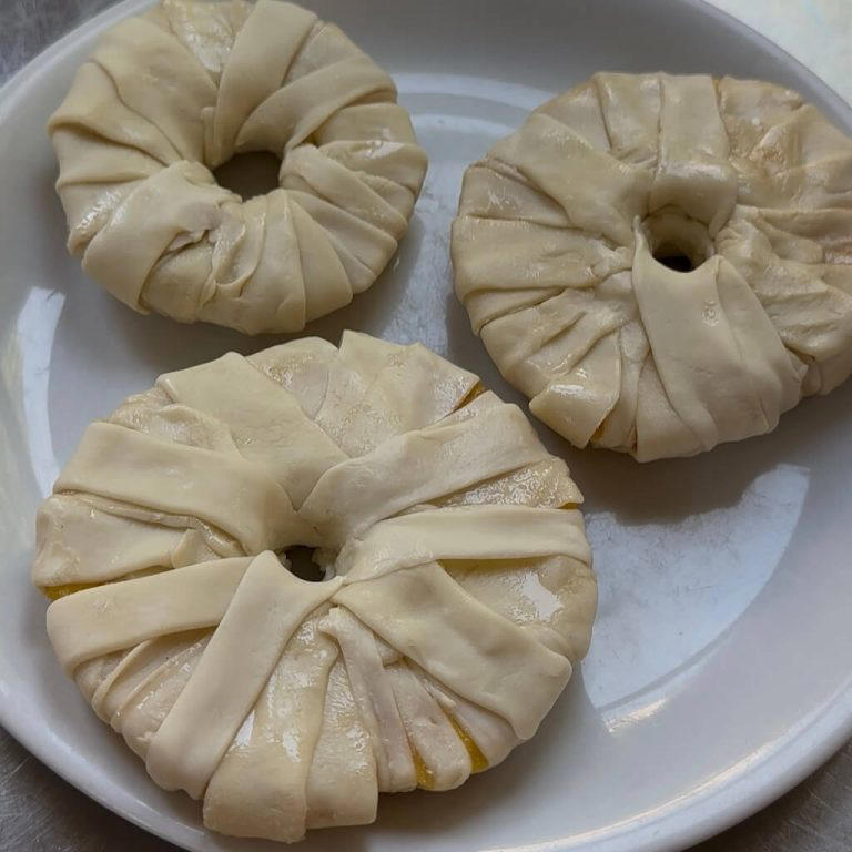 Ciambelline di pasta sfoglia e ananas, il dessert furbo per le grandi ...